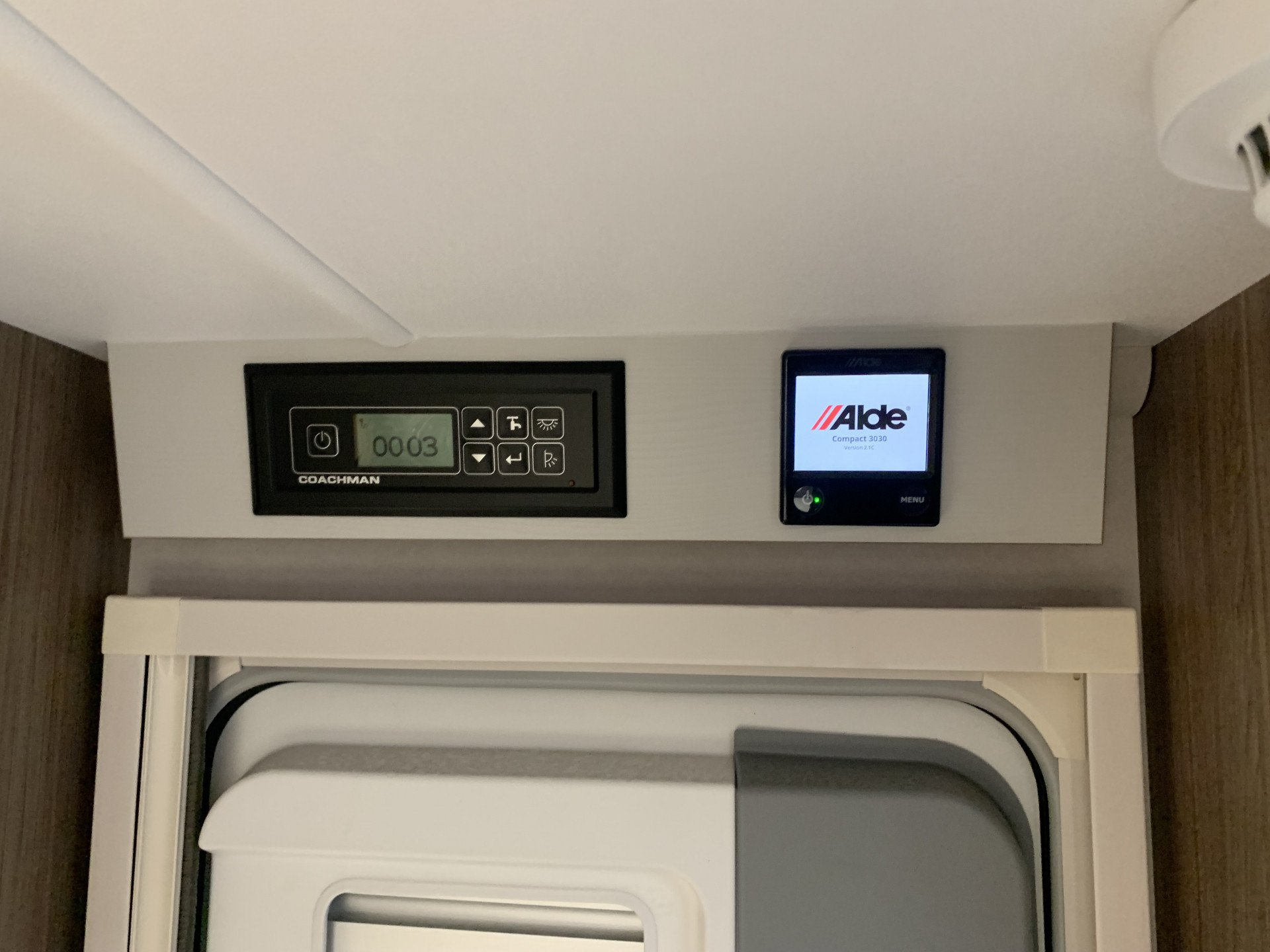 New 2026 Coachman VIP Vogue 545 Caravan