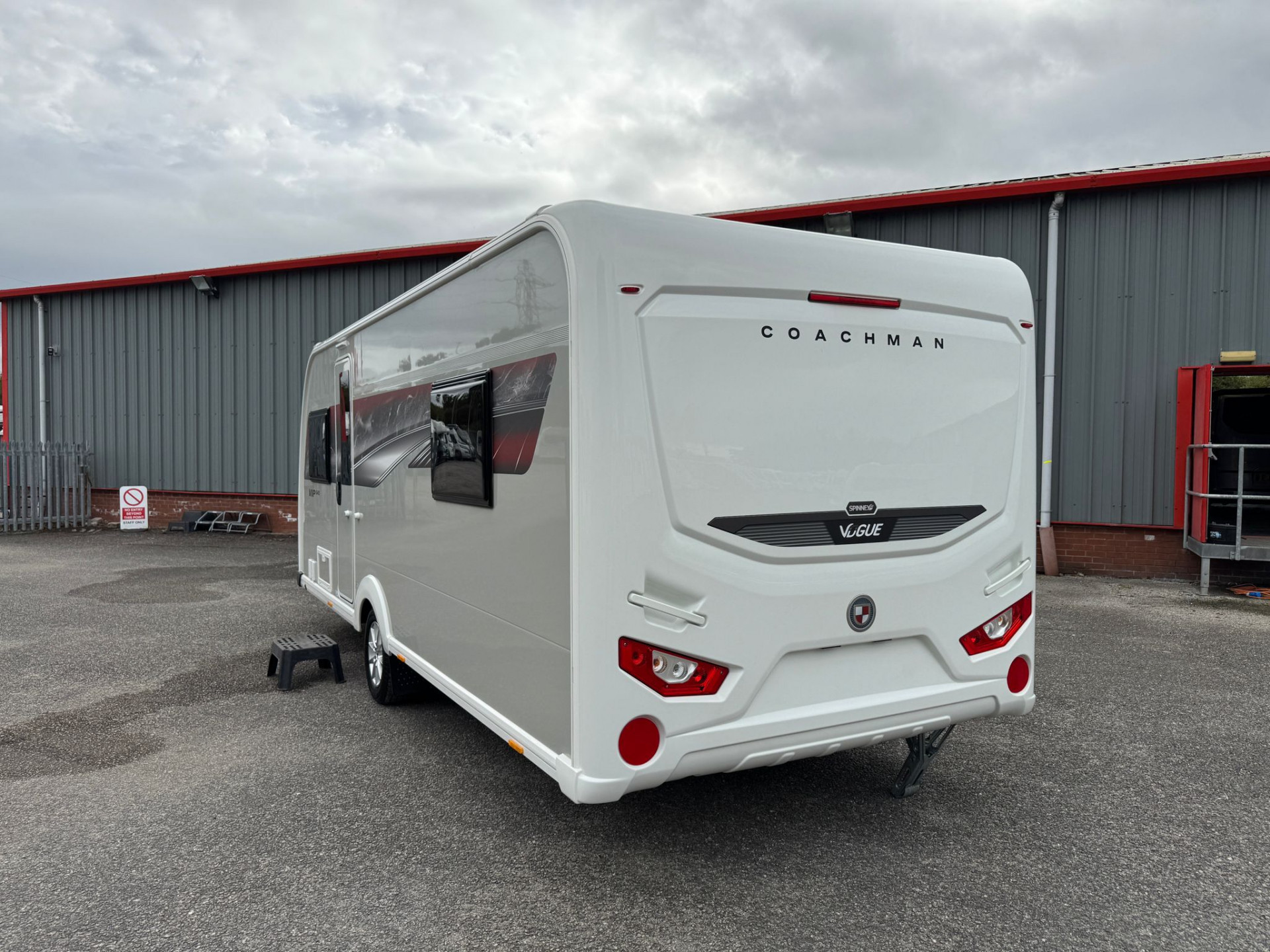 New 2026 Coachman VIP Vogue 545 Caravan